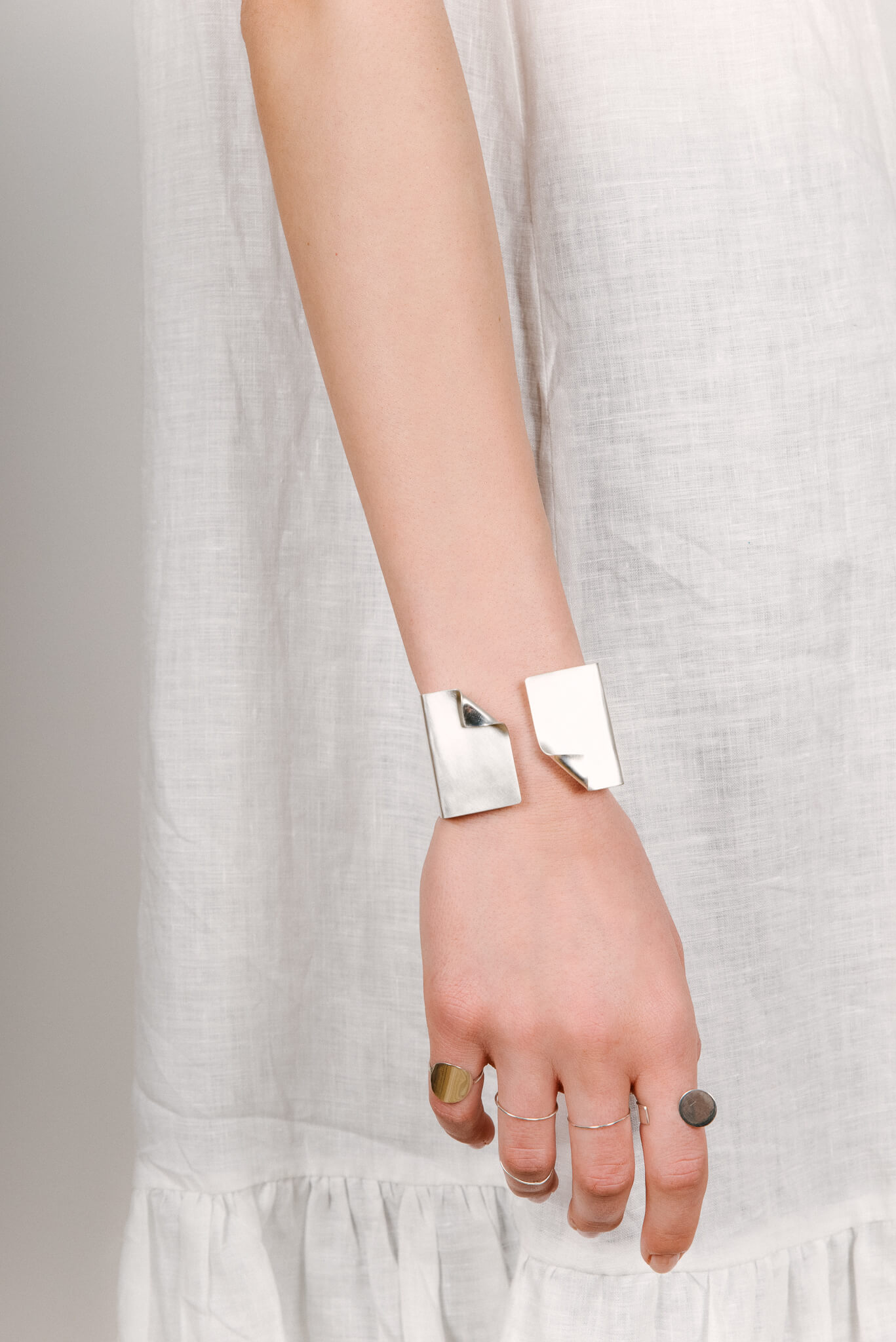 Monom - Bijuterii minimaliste, realizate manual